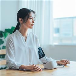 オムロン 上腕式血圧計【オムロンコネクト対応/簡単測定/腕帯フィットカフ/カフぴったり巻きチェック】 HCR-7308T2 | ノジマオンライン